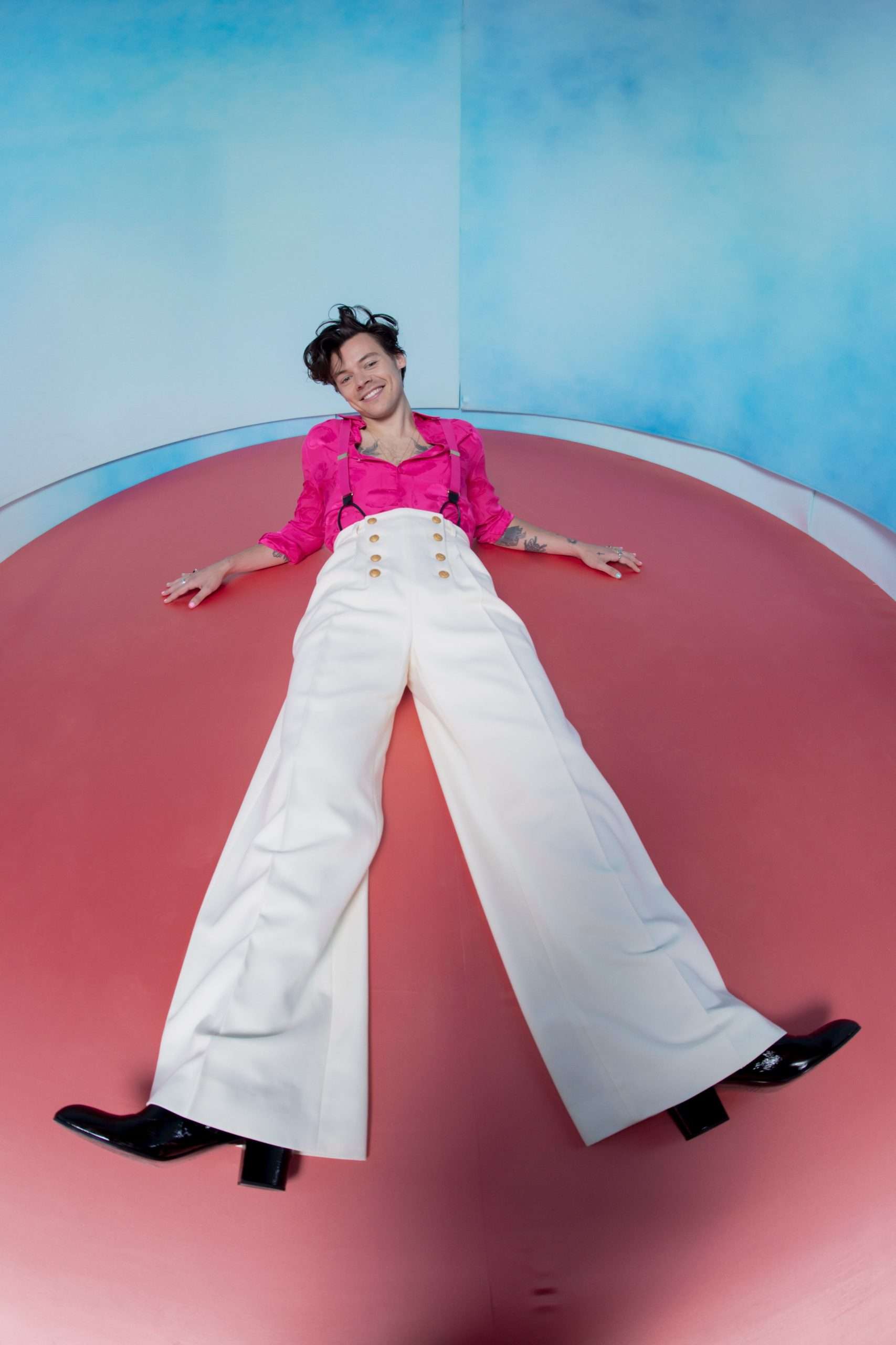 對於放大檢視莞爾一笑的勇氣：置身 Harry Styles《 Fine Line 》魚眼中的楚門世界 - TRENSSE